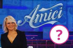 Ad Amici Torna Una Insegnante Amatissima Ma Unaltra Se Ne Va Via