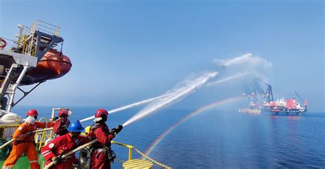 구조작업 기호 논리학 난바다 쪽으로 부는 날씨 노동 노력 다이나믹한 단단한 모자 동등 드릴링 무지개 물 호스 바다 바다의 비상 대응 산업의 석유