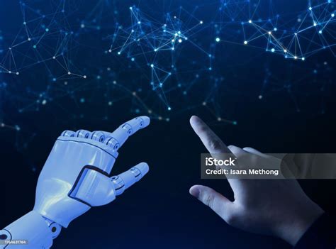 3d 그래픽 아이콘과 혼합 된 사진 인간과 로봇의 손이 사이버 네트워크를 만지는 것은 가상 세계에서 인간과 Ai의 협업 개념입니다 다중 우주론에 대한 스톡 사진 및 기타