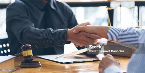 현대식 사무실에서 나무 책상 위로 악수하는 사업가들이 가까이서 회의에서 알 수없는 비즈니스 사람들 팀워크 파트너십 및 악수 컨셉 2명에 대한 스톡 사진 및 기타 이미지