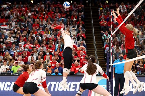 Wisconsin Volleyball Teams Nude Locker Room Photos Social Media Reactions