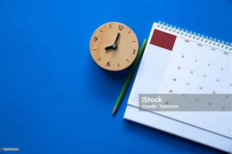 파란색 테이블 배경에 달력 및 알람 시계의 클로즈업 비즈니스 미팅 또는 여행 계획 개념 계획 계획에 대한 스톡 사진 및 기타 이미지 Istock