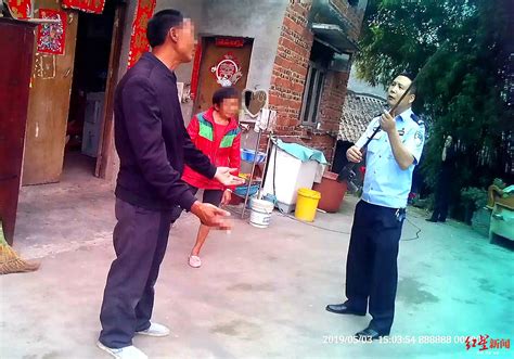 与邻居吵架找警察帮忙 结果自己却因非法持枪被查 射钉枪 非法持枪 民警 新浪新闻