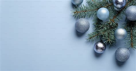 파란색과 은색 공 장식과 파스텔 블루 배경에 소나무 가지가 있는 우아한 크리스마스 구성 플랫 레이 평면도 사진 Unsplash의 나무 이미지