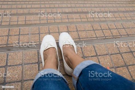 여성 청바지와 스 니 커 즈 공원 텍스트 목표 개념에 대 한 복사 공간 계단에 다리 개념을 사랑 해요 개념에 대한 스톡 사진 및 기타 이미지 Istock