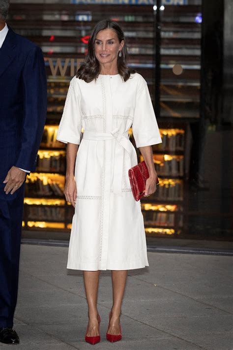 Letizia D Espagne En Robe Blanche Et Talons Rouges