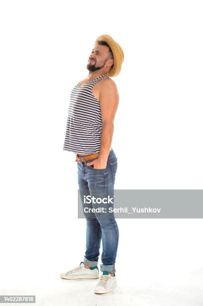 줄무늬 티셔츠와 밀짚 모자를 쓴 재미있는 남자는 스튜디오에서 고립 된 흰색 배경에 다른 감정과 몸짓으로 유쾌하게 포즈를 취합니다 30 34세에 대한 스톡 사진 및 기타