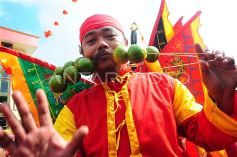 Atraksi Tatung Antara Foto
