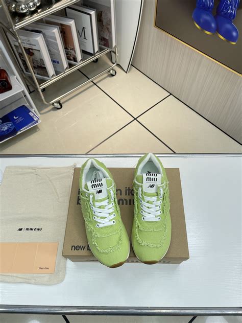 Кроссовки Miu Miu купить с доставкой по выгодным ценам в интернет магазине Ozon 1443759517