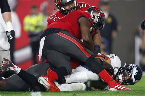 Jalen Hurts와 Nick Sirianni는 NFL 플레이오프에서 Eagles가 Bucs에게 패하자 팬들로부터 비난을 받았습니다