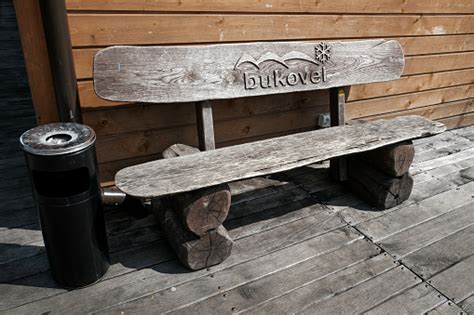 우크라이나에서 인기있는 스키 리조트 Bukovel에서 부코벨 로고나무 벤치 0명에 대한 스톡 사진 및 기타 이미지 0명 겨울 계절 Istock