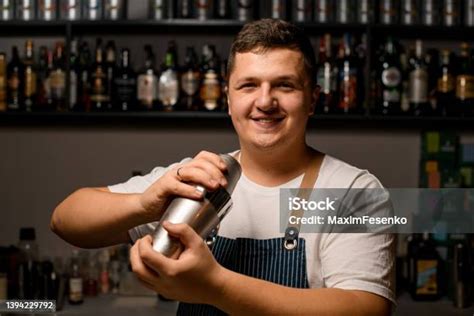 바 내부에서 칵테일 쉐이커를 흔드는 젊은 미소 바텐더 칵테일 쉐이커에 대한 스톡 사진 및 기타 이미지 칵테일 쉐이커 공예