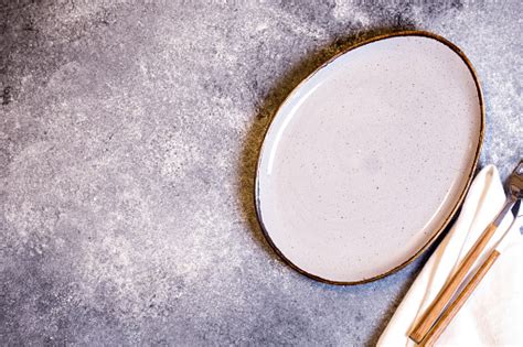 회색 슬레이트 돌 또는 콘크리트 테이블에 빈 접시와 냅킨 요리 배경 복사 공간이 있는 맨 위 뷰입니다 갈색에 대한 스톡 사진 및 기타 이미지 Istock