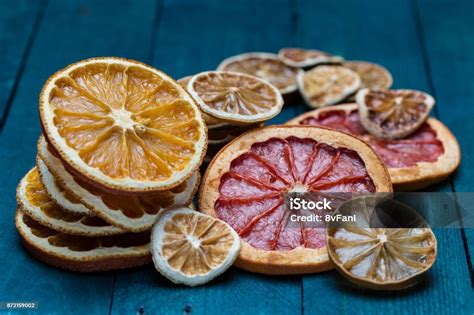 Jeruk Kering Lemon Jeruk Nipis Dan Jeruk Bali Pada Kayu Berwarna Bensin Foto Stok Unduh Gambar