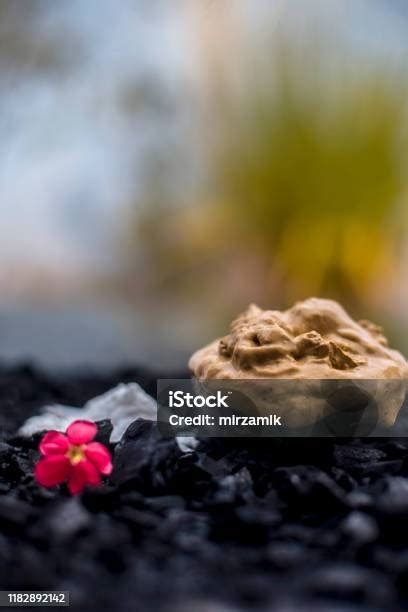 벤토나이트 점토 또는 풀러의 지구 또는 물타니 미티 또는 물파니 미티로 구성된 활성탄 페이스 마스크는 베이킹 소다와 코코넛 오일과 잘 혼합 전체 성분과 나무 표면에 갈탄에