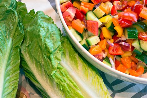 신선한 녹색 상 추 잎 자국과 유기농 썬된 야채 샐러드를 추가 대 한 세차 0명에 대한 스톡 사진 및 기타 이미지 0명 건강한 식생활 고추류 Istock