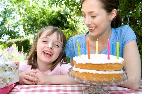 생일 파티에서 행복 한 어린 소녀 사진 무료 다운로드 Lovepik