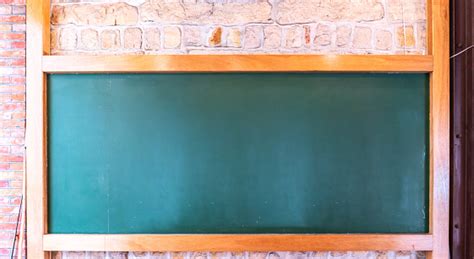 벽에 판자 나무 테이블 상단에 빈 칠판 템플릿은 디자인을 추가하고 더 많은 콘텐츠를 추가하기 위해 프레임 옆에 공간을 남겨 모의 0명에 대한 스톡 사진 및 기타 이미지