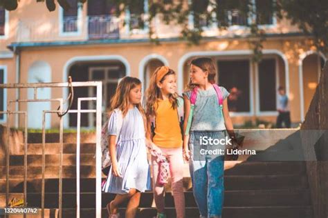 방과 후 집에 가는 여학생 세 명의 어린 여학생이 걷고 손을 잡고 있습니다 거리에 대한 스톡 사진 및 기타 이미지 거리 학생 3 명 Istock