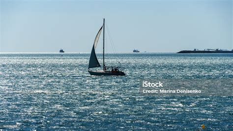 아름다운 바다 풍경 하얀 돛 아래의 쾌락 요트는 Gelendzhik Bay를 따라 열린 바다로 항해합니다 해질녘에 바닷물이 태양 광선으로 반짝입니다 0명에 대한 스톡 사진