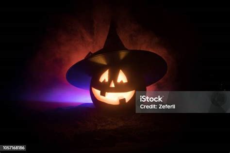 할로윈 개념입니다 잭오랜 턴 미소 그리고 파티 밤 무서운 눈 마녀 모자에 진한 안개 배경에서 무서운 호박의 보기를 닫습니다 선택적 초점입니다 0명에 대한 스톡 사진 및 기타