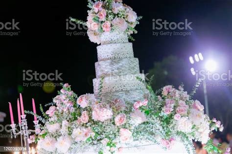 의식에서 케이크 거품과 조명 장식 결혼식 아름다운 웨딩 케이크 추상적 인 흐린 부드러운 웨딩 케이크와 결혼식 연회에서 거품 검에 대한 스톡 사진 및 기타 이미지 Istock