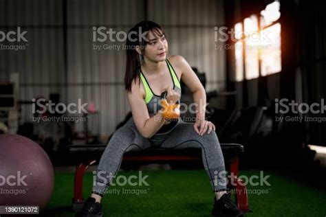 아름다운 젊은 아시아 여성이 건강을 유지하기 위해 체육관에서 운동을합니다 20 24세에 대한 스톡 사진 및 기타 이미지 20 24세 건강관리와 의술 건강한 생활방식