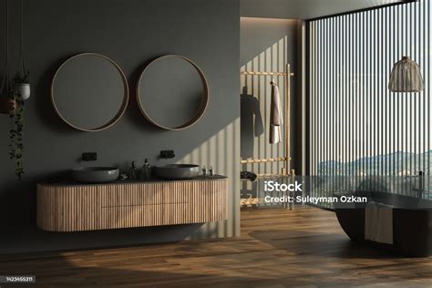 짙은 갈색 쪽모이 세공 마루 바닥 두 개의 검은 색 싱크대 이중 거울 검은 욕조 실내 식물 어두운 벽이있는 현대적인 욕실 인테리어 현대적인 가구가있는 미니멀리스트 욕실 3d