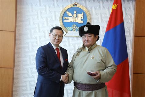 Ч Даваабаяр Монгол Улсын Ерөнхийлөгч зарлиг гарган 70 гаруй үйлдвэрлэгчдэд төрийн дээд шагнал