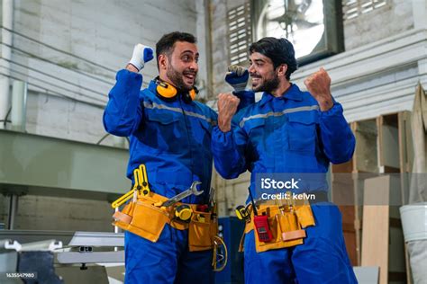 공장에서 금속 기계를 점검하고 수리하는 기술자의 초상화 공장 산업 건물에 대한 스톡 사진 및 기타 이미지 공장 산업 건물 일함 2명 Istock