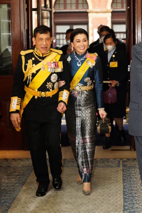 ในหลวง ทรงฉลองพระองค์ เครื่องแบบเต็มยศ ทหารเรือ ถวายพระเกียรติ สมเด็จพระเจ้าชาร์ลส์ที่ 3 คมชัดลึก