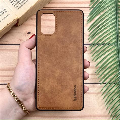 قاب گوشی Galaxy A71 سامسونگ کلاسیک برند Dadoo دادوو چرمی دوخت دار اورجینال رنگ عسلی کد 93521