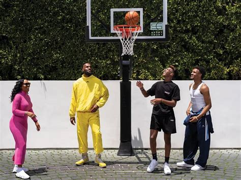 Nba ის ვარსკვლავის ოჯახი და ზღაპრული სასახლე როგორ ცხოვრობს ლებ­რონ ჯე­იმ­ზი Allnews Ge