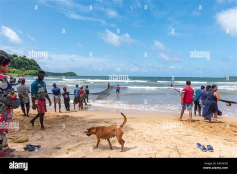Galle Sri Lanka September 14 2024 Two Men Coming In Through Small