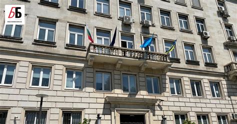 Възраждане свали знамето на Украйна от сградата на Столична община с вишка Важно днес