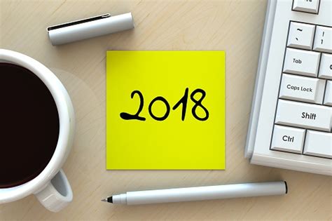 2018 메시지 메모 용지 컴퓨터와 커피에 고립 된 나무 테이블 3 차원 렌더링 겨울에 대한 스톡 사진 및 기타 이미지 겨울 계절 날씨 Istock