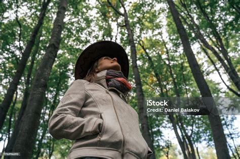 자연으로 돌아가기 숲에서 솔로 여행자 자연 속에서 걷는 행복한 젊은 여성 관광객 화창한 날에 숲에서 야외에서 즐기는 즐거움 건강한 생활방식에 대한 스톡 사진 및 기타 이미지