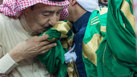 بالصور الملك سلمان يؤدي العرضة بالسيف ويقبل علم السعودية ونجله الأمير محمد يزور جرحى الجيش