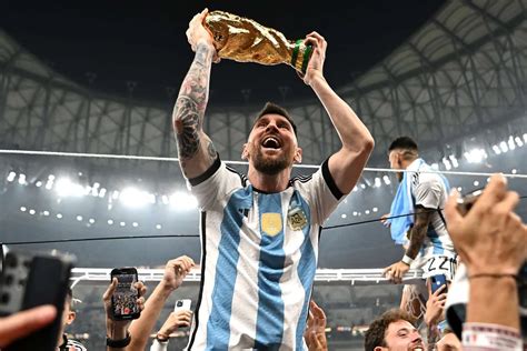 Agüero Explica La Foto Más Icónica De Messi Con La Copa Del Mundo