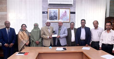 শিক্ষার্থীদের জন্য ৪০ লাখ টাকা দিলেন ঢাবি শিক্ষক