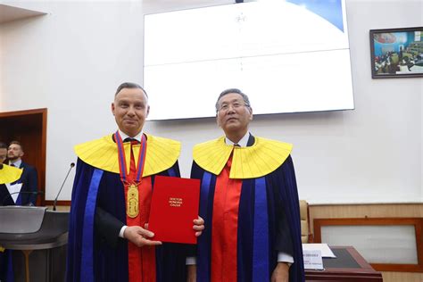 Польшийн Ерөнхийлөгч Анджей Дуда Монгол иргэдийг шагналаа