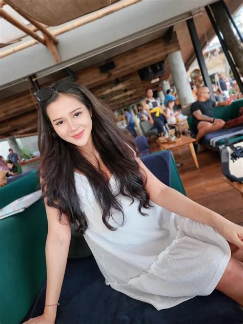 7 Momen Maternity Shoot Bella Bonita Di Pantai Ini Tampil Menawan Hot