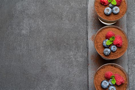 어두운 콘크리트 배경에 돌 서빙 보드에 유리에 블루 베리와 라즈베리와 고전적인 티라미수 디저트 0명에 대한 스톡 사진 및 기타 이미지 Istock