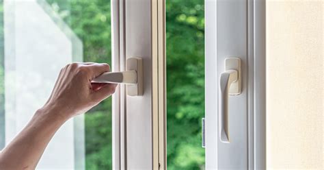 Вчені заявили що не можна спати з відкритим вікном навіть влітку