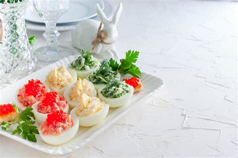 빨간 물고기 치즈와 흰 접시 선택적 초점에 녹색 오이 박제 계란 가득 찬에 대한 스톡 사진 및 기타 이미지 가득 찬 건강한 생활방식 겨자 Istock