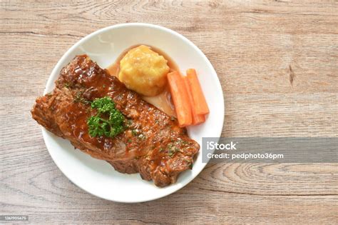 으깬 감자와 삶은 당근을 곁들인 돼지고기 뼈 스테이크 바비큐 소스 구이 갈비 음식에 대한 스톡 사진 및 기타 이미지 갈비