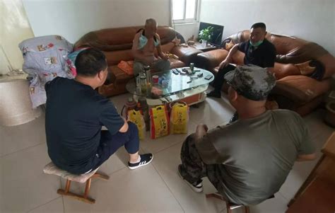 安居街道走访慰问军人家属军属褚倩倩冯丹