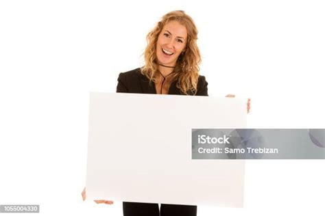 사인 보드입니다 여자 큰 흰색 빈 카드를 들고입니다 긴 머리를 가진 행복 한 여자의 긍정적인 감정적인 초상화 공란에 대한 스톡 사진 및 기타 이미지 Istock