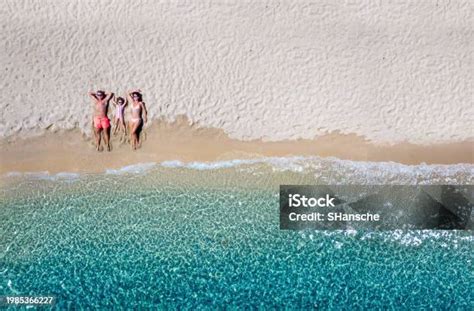 아름다운 해변에 누워있는 행복한 가족과 함께하는 여름 휴가 컨셉 휴가에 대한 스톡 사진 및 기타 이미지 휴가 가족 여름