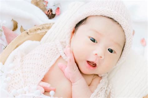 三個月寶寶照顧指南一次搞懂嬰兒奶量睡眠調整成長發展概念 好奇 Huggies